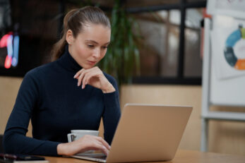 9 Anzeichen, dass ein verheirateter Mann verliebt in dich ist