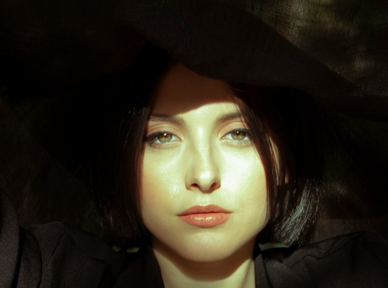 8 Anzeichen, dass du dich hinter einer Maske versteckst