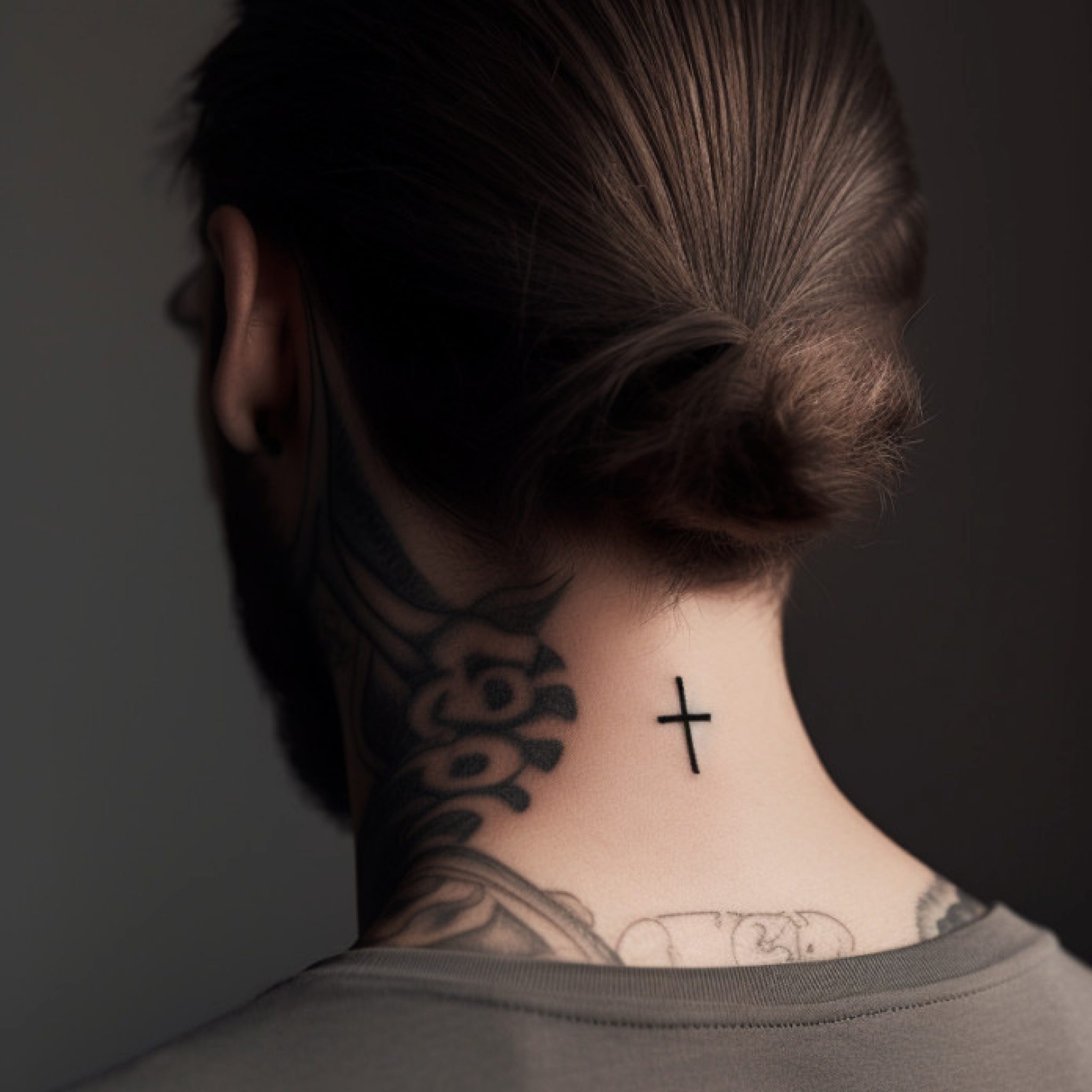 Kreuz Tattoo Am Hals