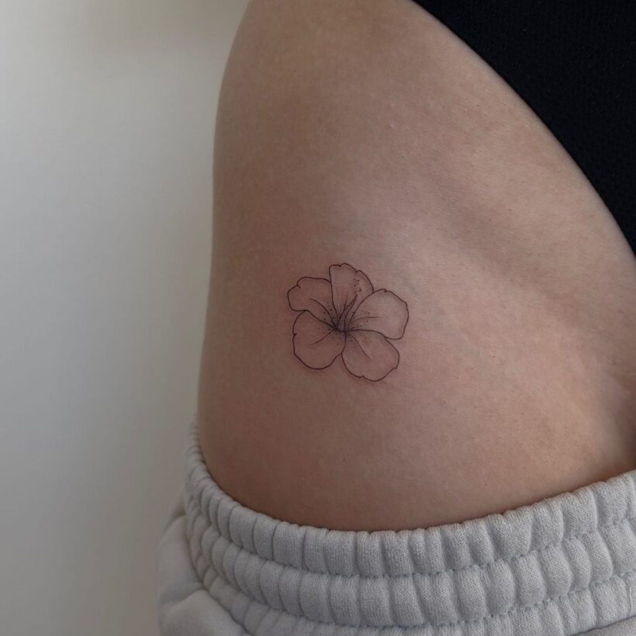 20 Strahlende Blumentattoos, die die Schönheit der Natur erforschen