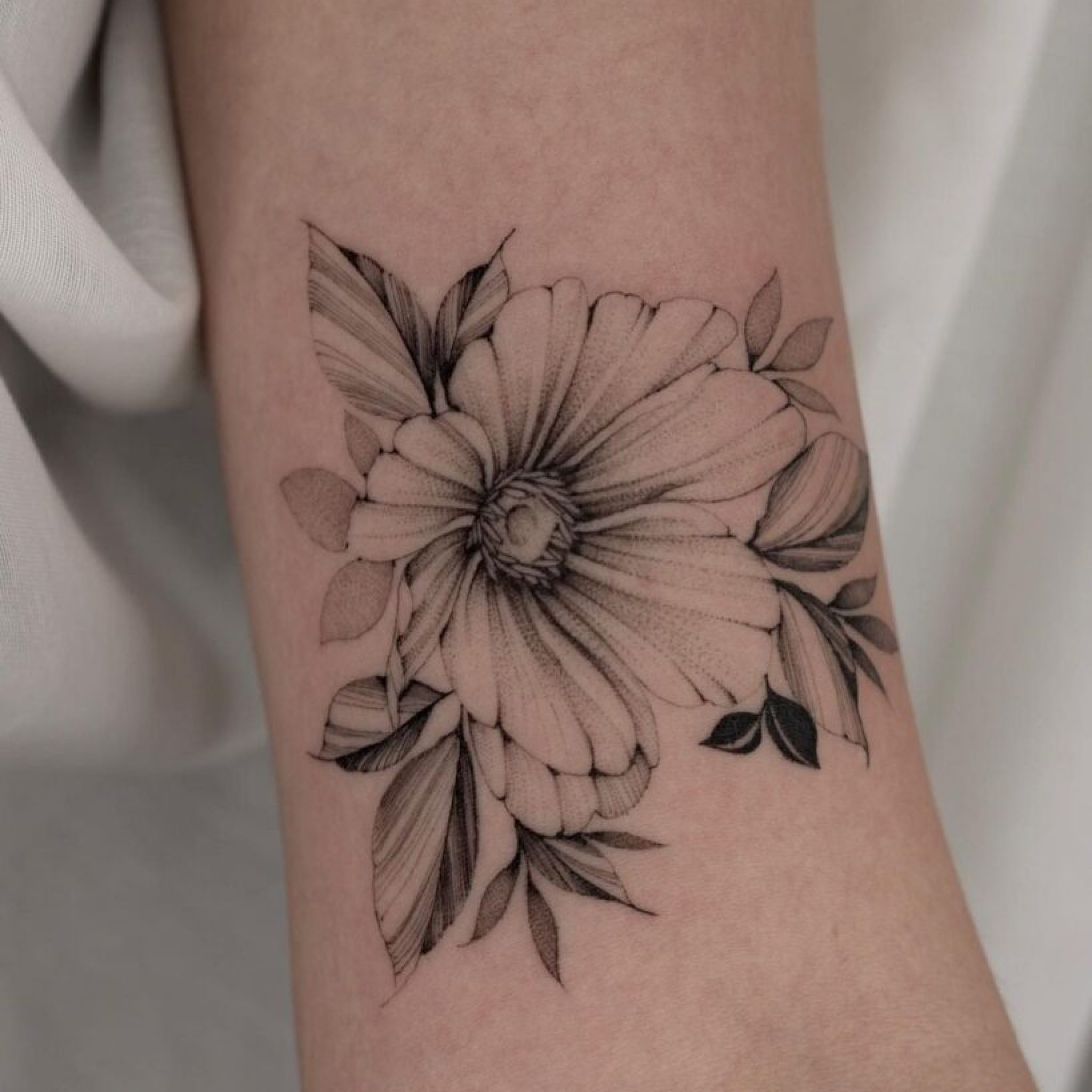 20 Strahlende Blumentattoos, die die Schönheit der Natur erforschen