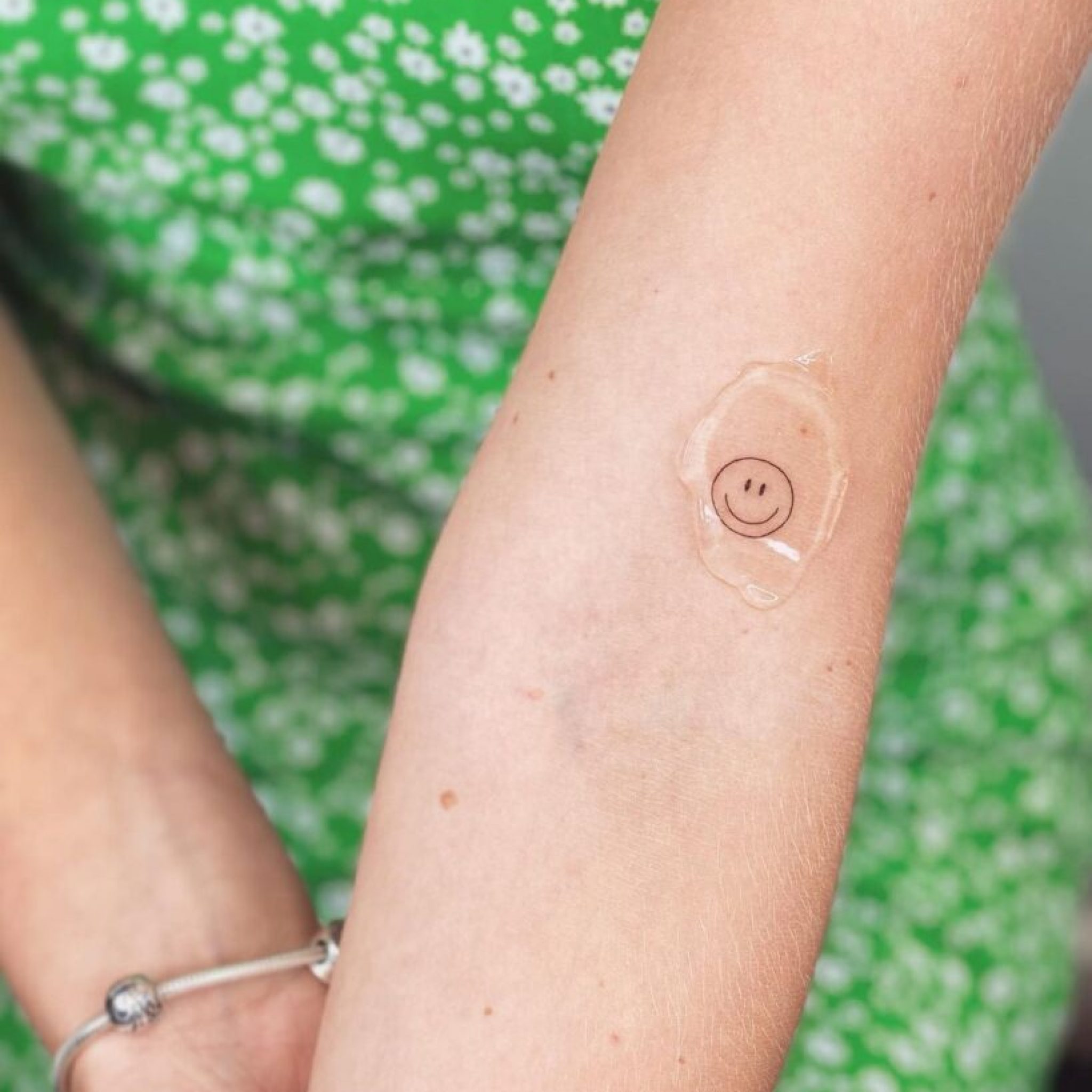 20 einfache Smiley-Tattoos, die Sie garantiert zum Lächeln bringen