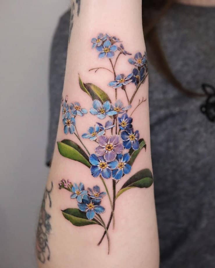 20 Strahlende Blumentattoos, die die Schönheit der Natur erforschen