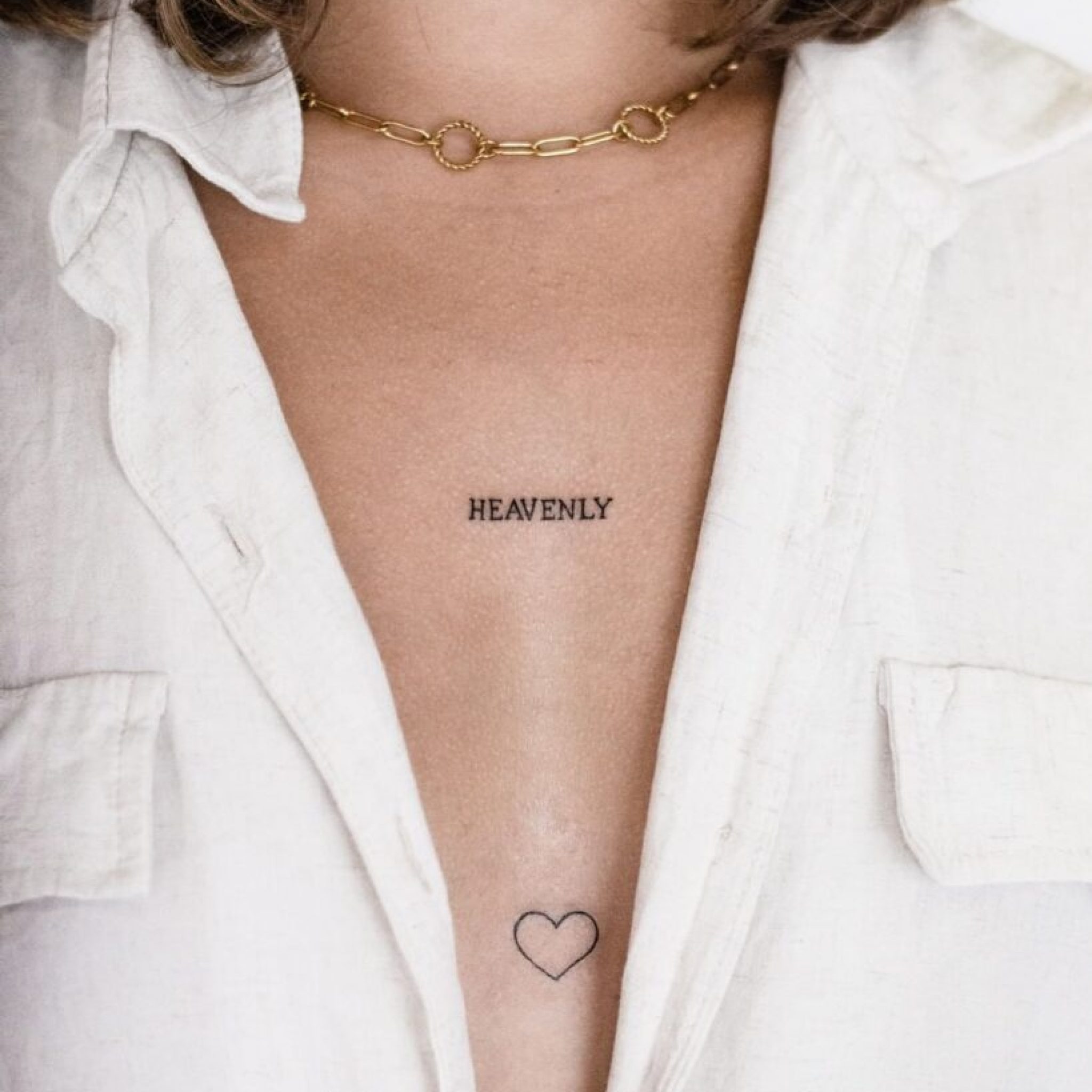 24 Feurige Mittelbrust-Tattoos für Frauen, die man sofort ausprobieren ...