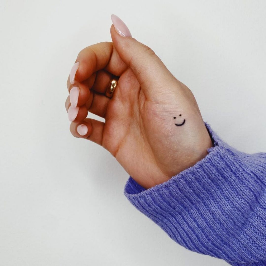 20 einfache Smiley-Tattoos, die Sie garantiert zum Lächeln bringen