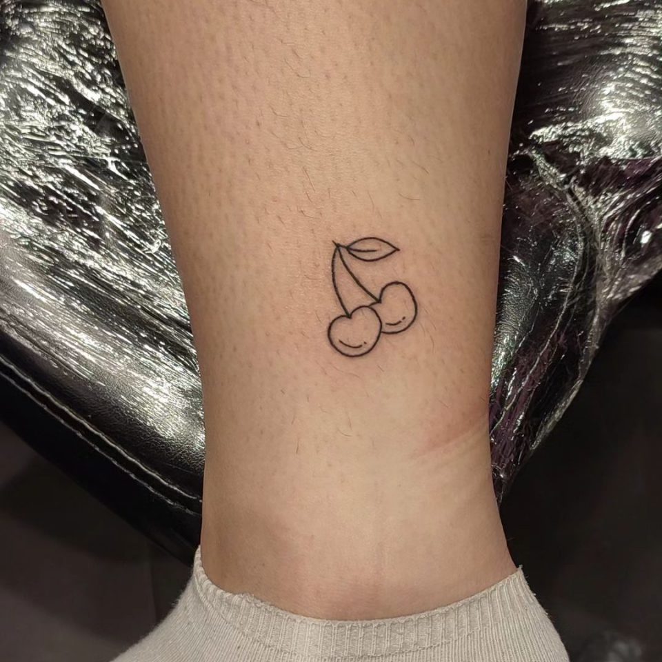 20 interessante Kirschen-Tattoo-Ideen für einen fruchtbaren Ausdruck