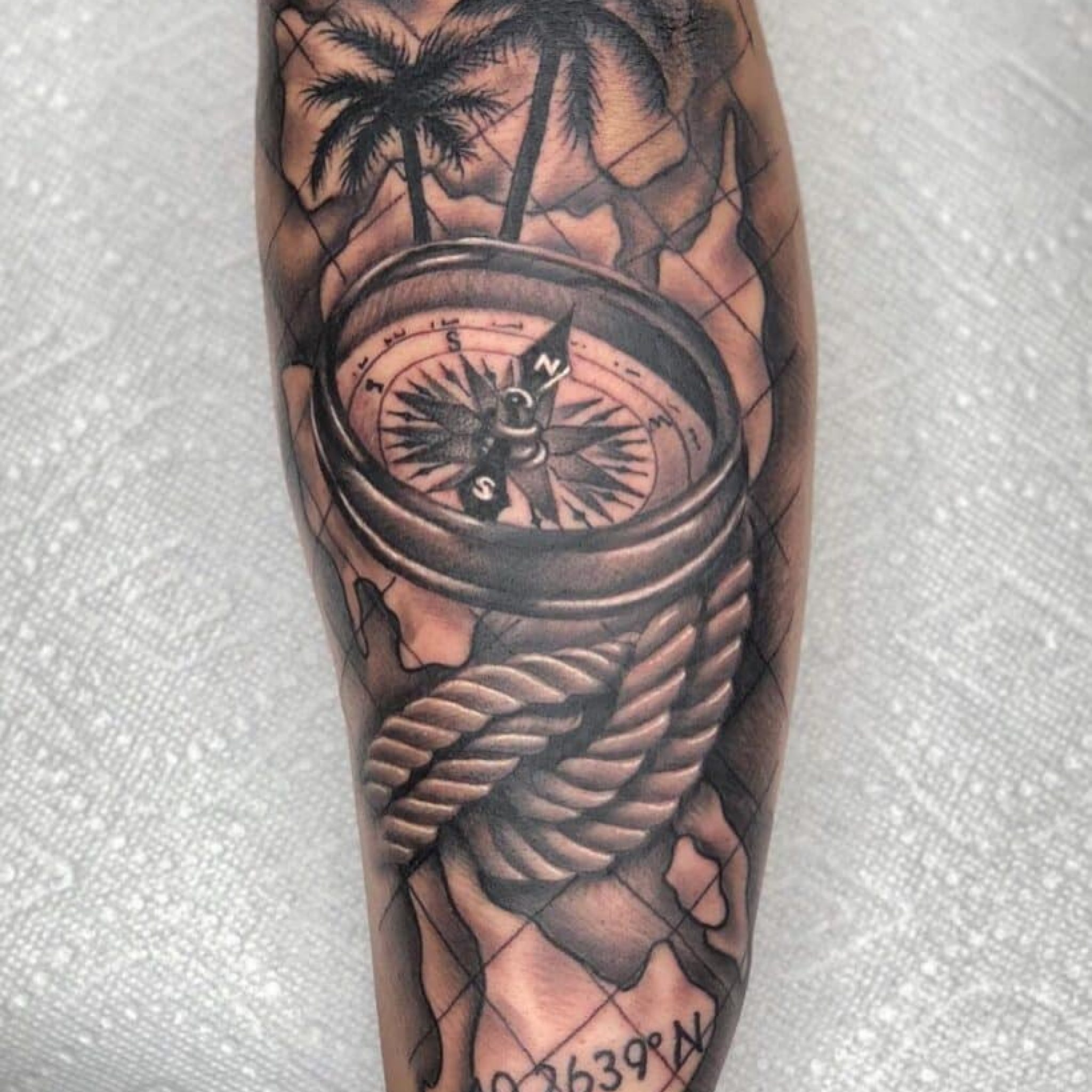 Kompass Tattoo Manner Arm